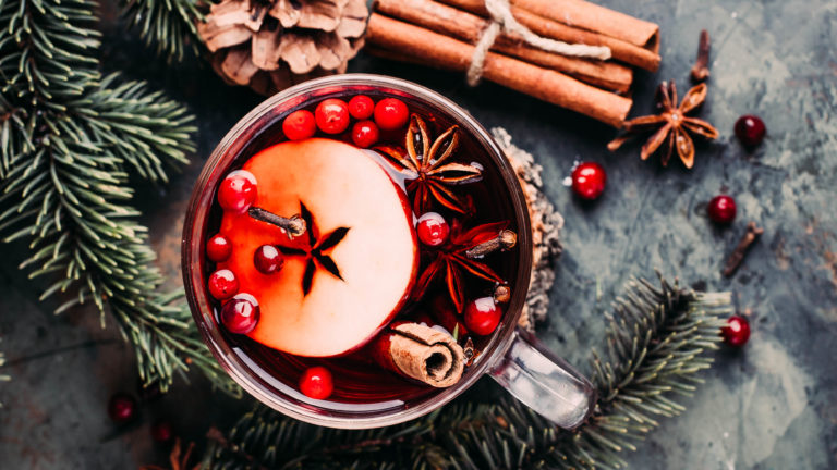 Apple and cranberry mulled wine